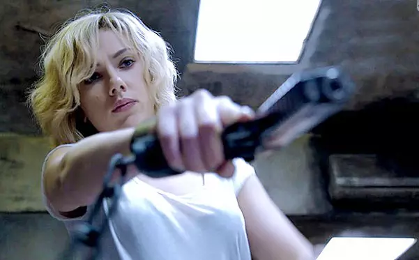 Scarlett Johanson wokhala ndi pistol: chimango choyamba