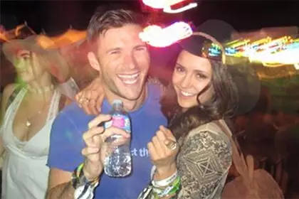 Insiders: "Nina Dobrev et Scott East Flirter les uns avec les autres"