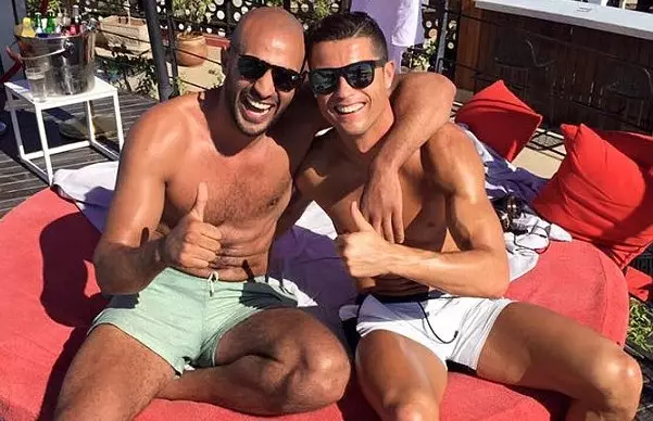 De Cristiano Ronaldo feiert dat neit Joer mat engem Frënd Badrome Hari