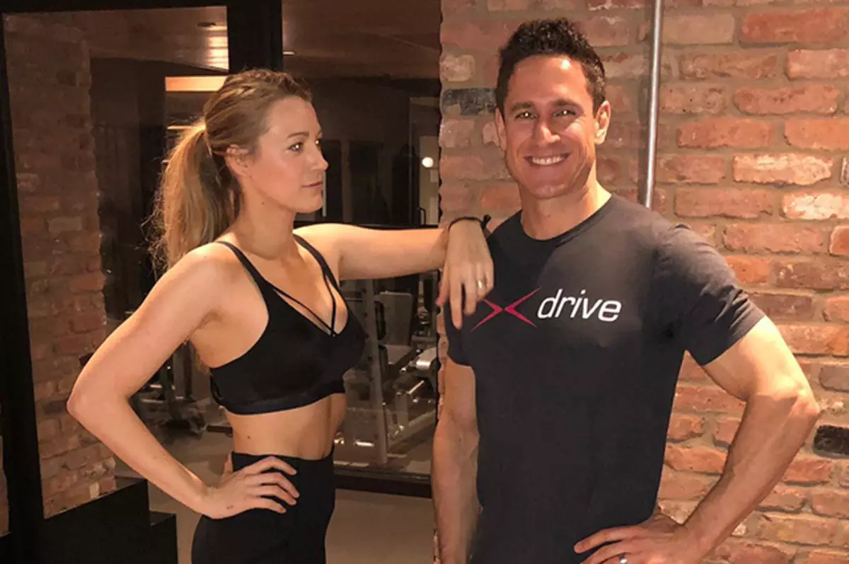 Senarraren aurrean: Blake Lively-k bere fitness entrenatzailearekin sare sozialetan flirtatzen du