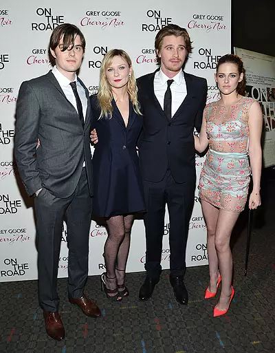 Sam Riley, Kirsten Dunst, Garette Hedlund kaj Kristen Stewart ĉe la premiero