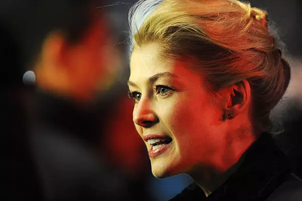 Rosamund Pike ກ່ຽວກັບການສະແດງລະຄອນໂລກ