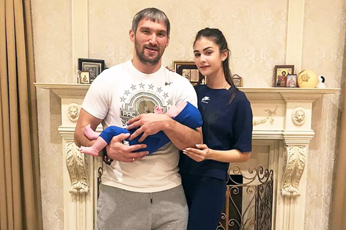 Alexander Ovechkin en Anastasia Shubskaya toonden voor de eerste keer een zoon van twee maanden