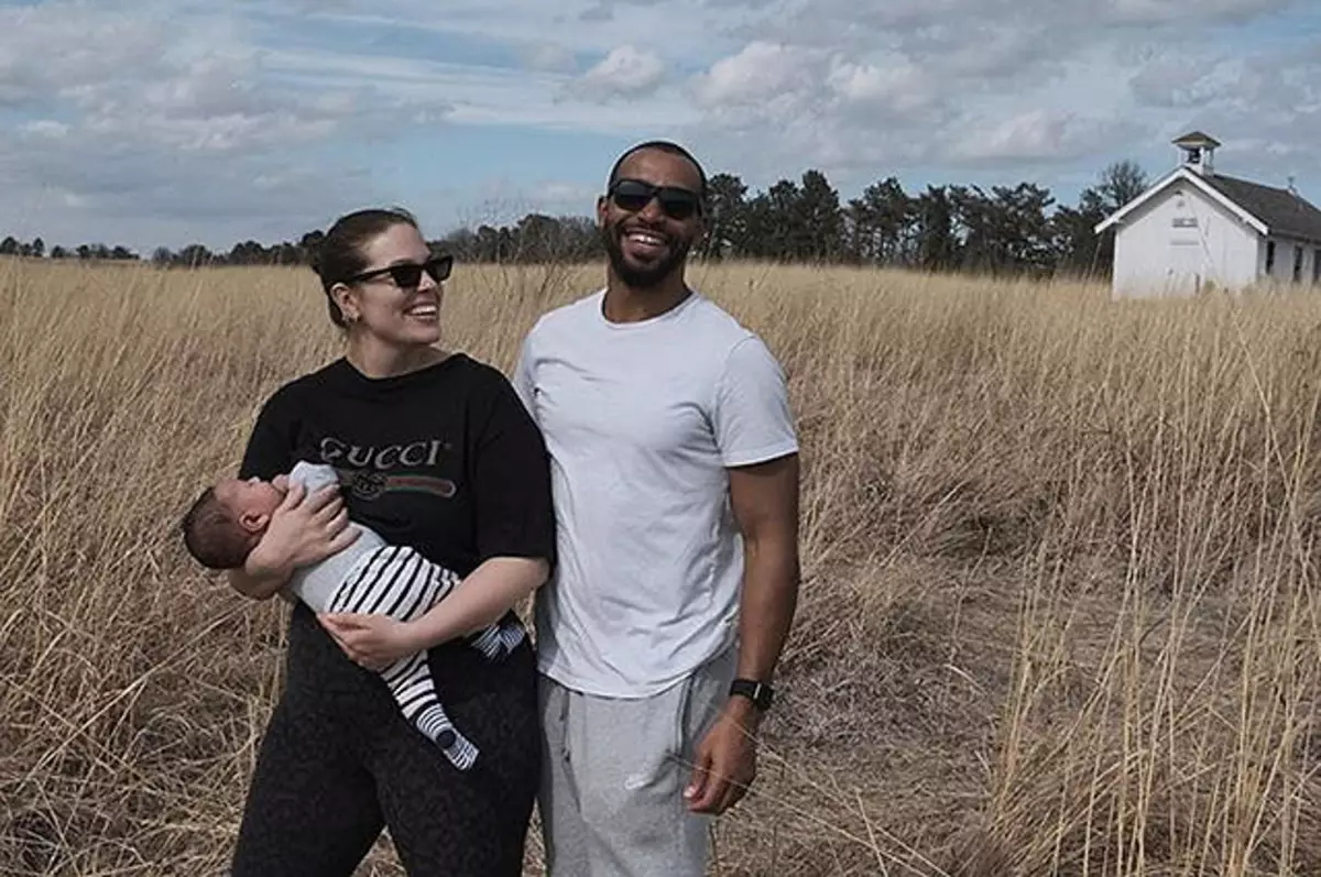 Ashley Graham gömde sig från Coronavirus i sin hemstad tillsammans med sin man och son