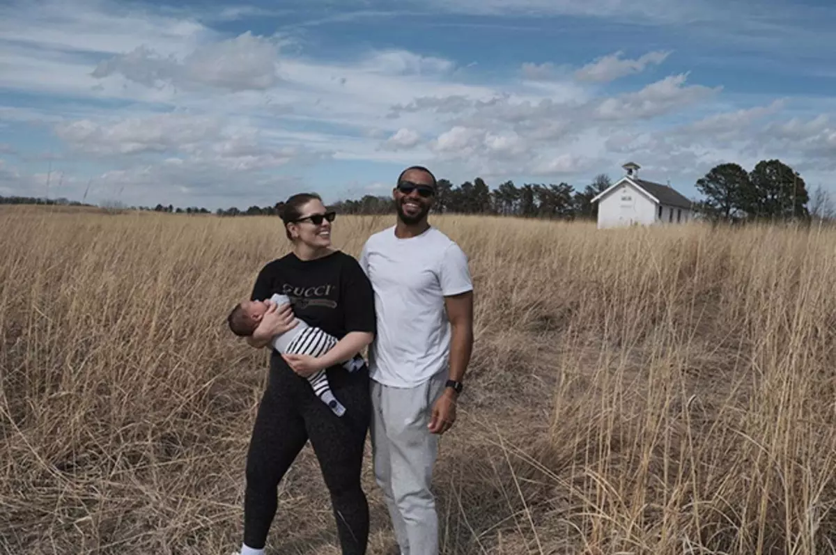 Ashley Graham avec son mari Justin Erwin et Son Aïseau