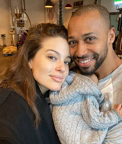 Ashley Graham avec son mari Justin Erwin et Son Aïseau