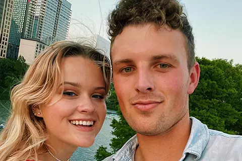 Jaringan kasebut dibahas dening foto sing langka putri saka Reese Witherspoon lan Ryan Philippe karo pacar: "Iki Reese lan Ryan!"