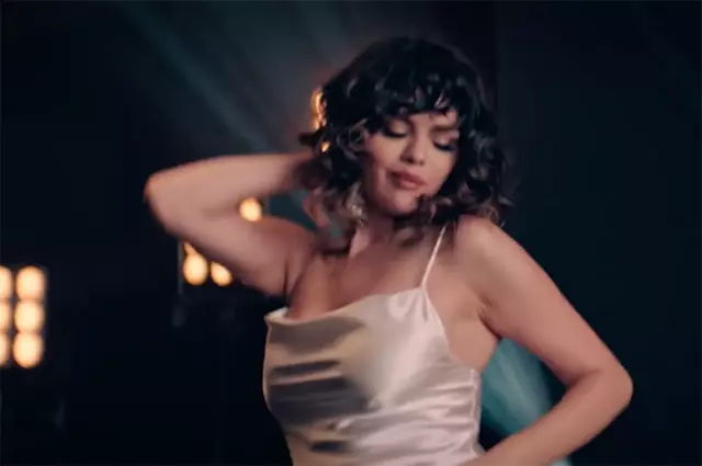 Selena Gomez en el video de la canción Dance de nuevo.