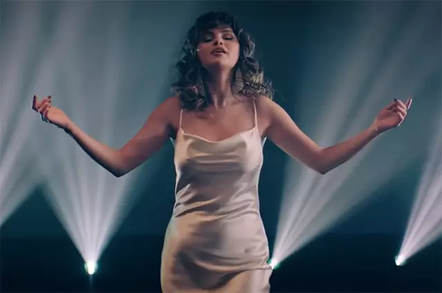 Selena Gomez en el video de la canción Dance de nuevo.