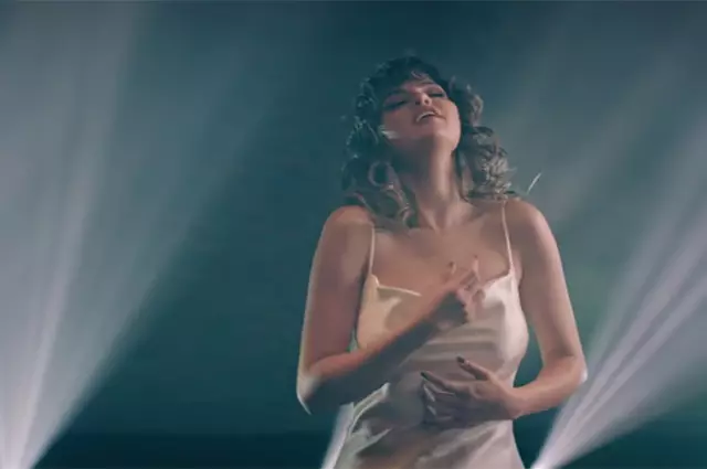 Selena Gomez en el video de la canción Dance de nuevo.