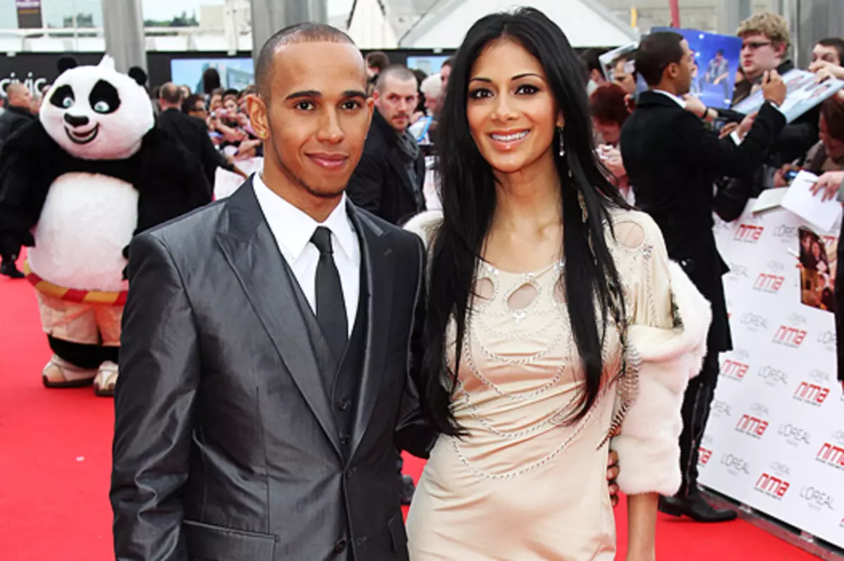 Nicole Sherezinger ak Lewis Hamilton finalman te kraze