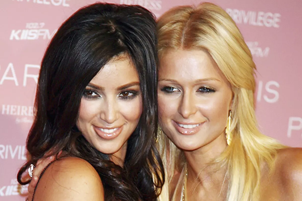 Chuir Paris Hilton isteach ar agallaimh mar gheall ar Kim Kardashian