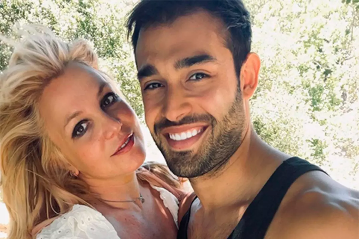 Après avoir parlé devant le tribunal: Britney Spears avec petit ami Sam Agary repose à Hawaii