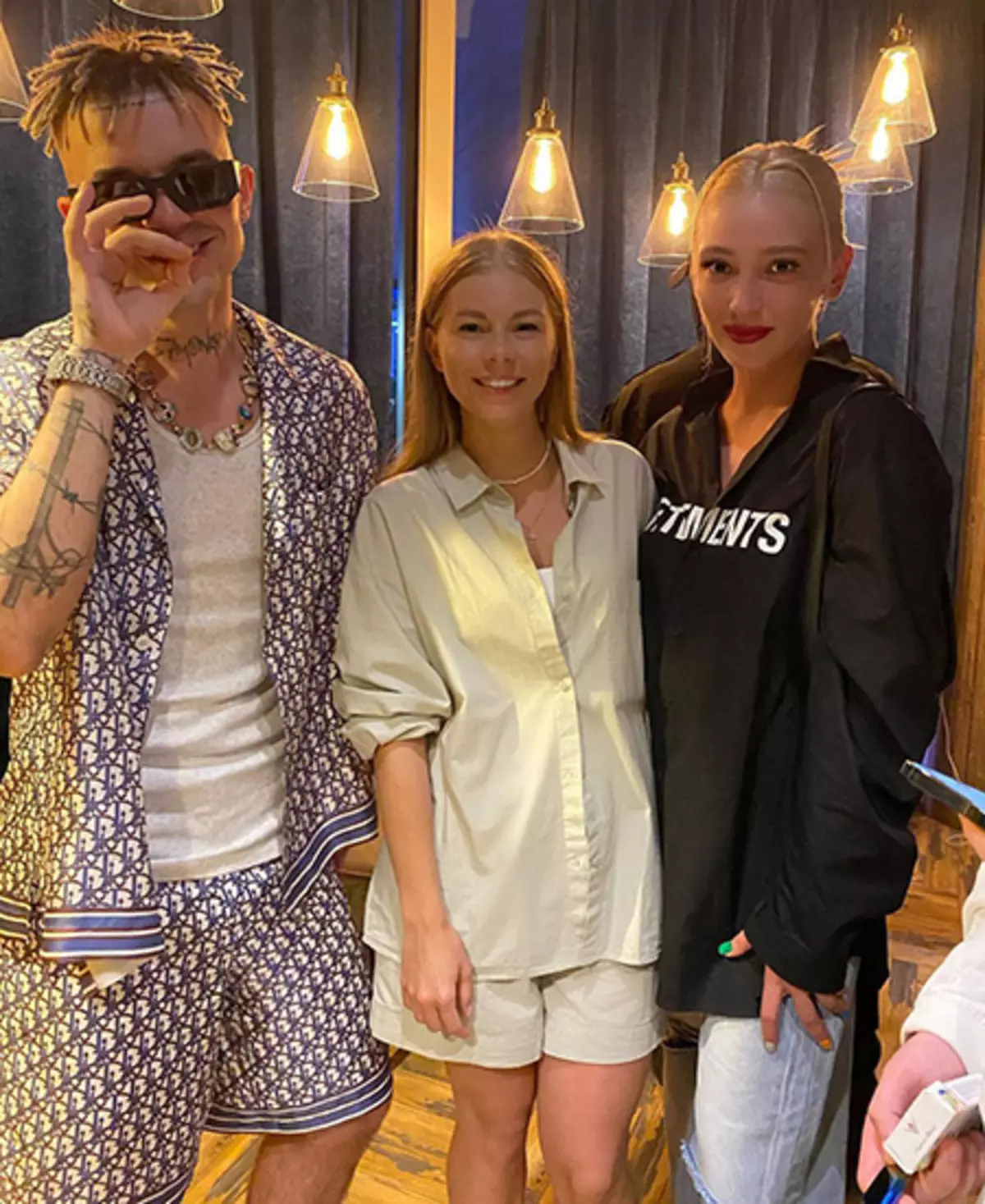 Eldja และ Nastya Ivelev กับช่างภาพ Darya Kosht