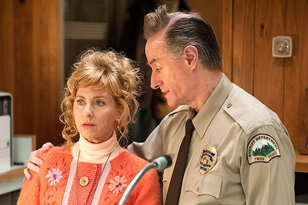 Kimmy Robertson dan Harry Goyaz dalam seri