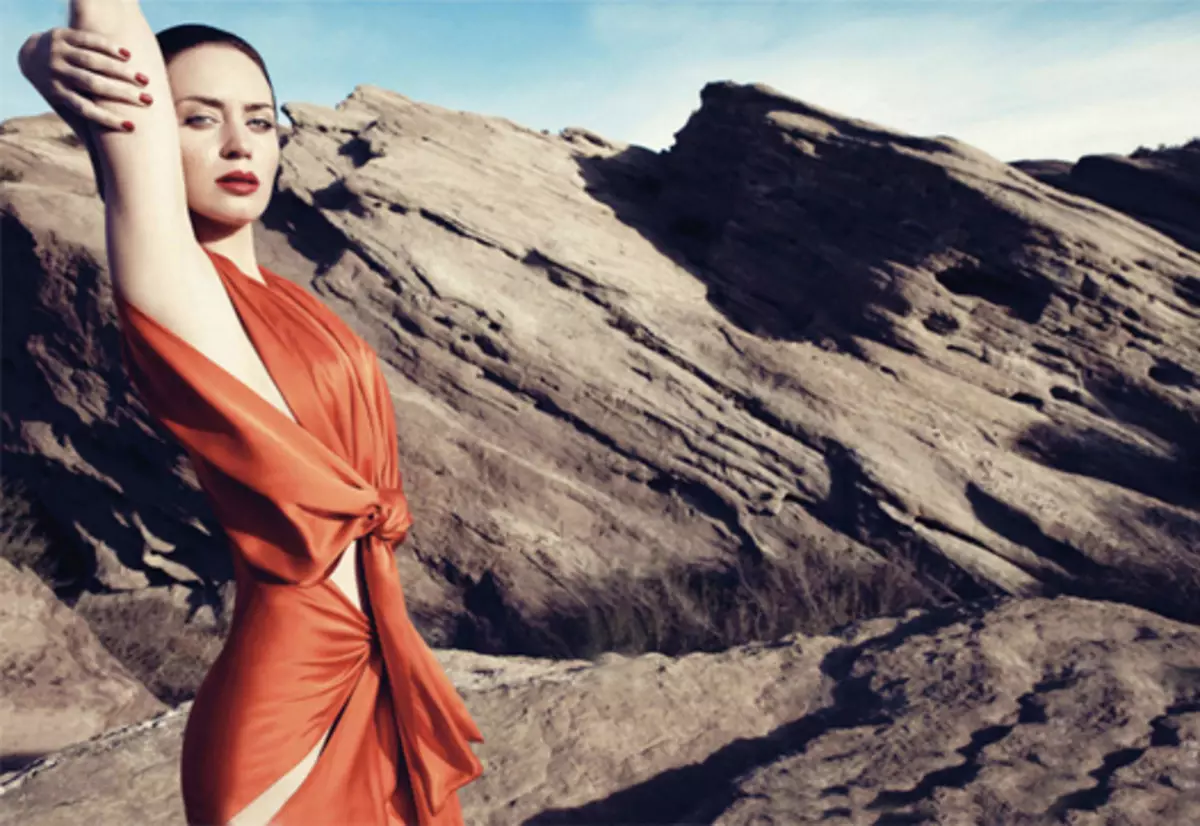 Kobieta, sukienki i góry: Emily Blunt w Bazar Harper`s