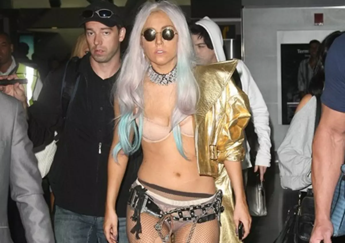 Celebrity Street Style: Lady Gaga Traveler