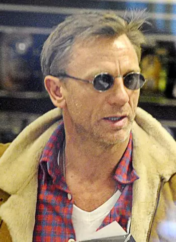 Gaya Selebriti Street: Daniel Craig di Swedia 336953_3