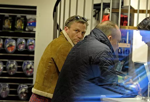 Estilo de rua de celebridades: Daniel Craig na Suécia 336953_6