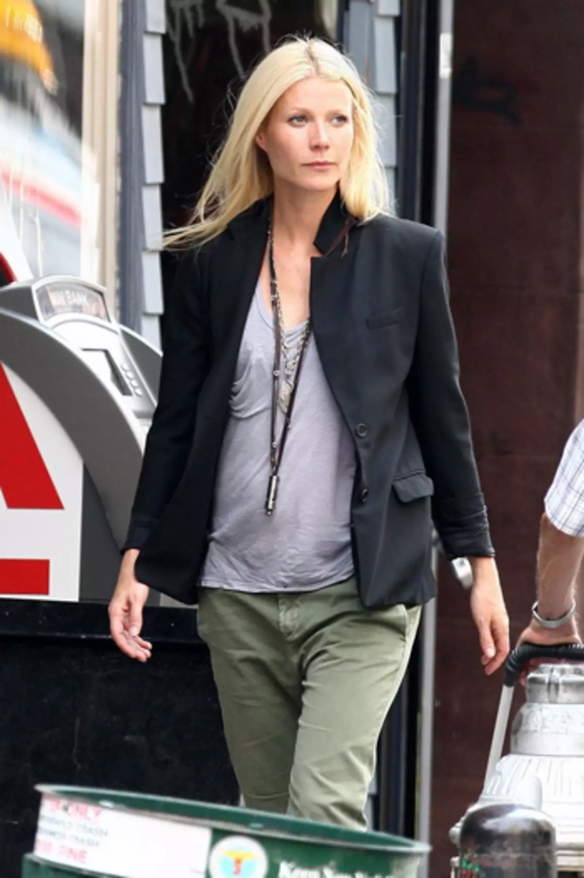 Naka-istilong Gwyneth Paltrow sa filming 