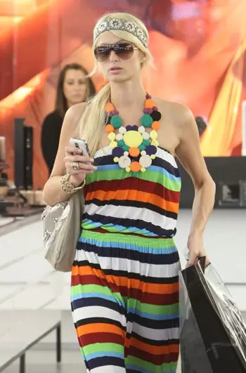 Celebrity Street Style: Paris Hilton prepariĝas por furioza en Afriko 339719_3