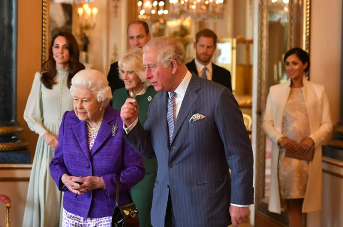 Poj huab tais Elizabeth nrog Prince Charles