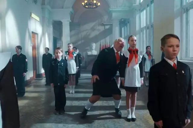 Tille Lindemann en el clip ich hasse kinder