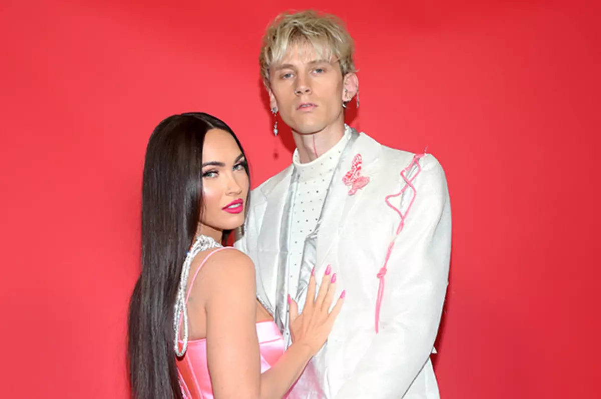 Megan Fox og Kolson Baker, Demi Lovato og aðrir á iHeartradio Awards Awards - 2021