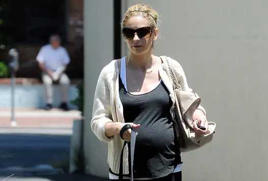 Binti za mama: mama wa baadaye Sarah Michel Gellar anatembea na mama