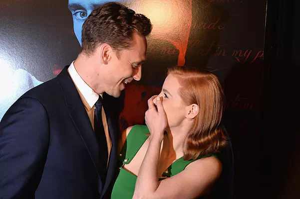 Tom Hiddleston a Jessica Chetase ar y perfformiad cyntaf y ffilm