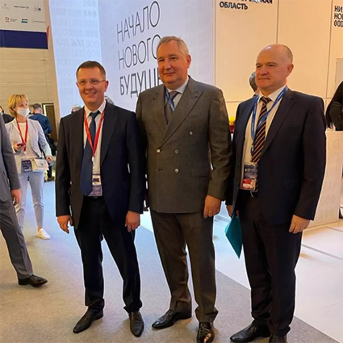 Dmitry Rogozin con gli ospiti del forum