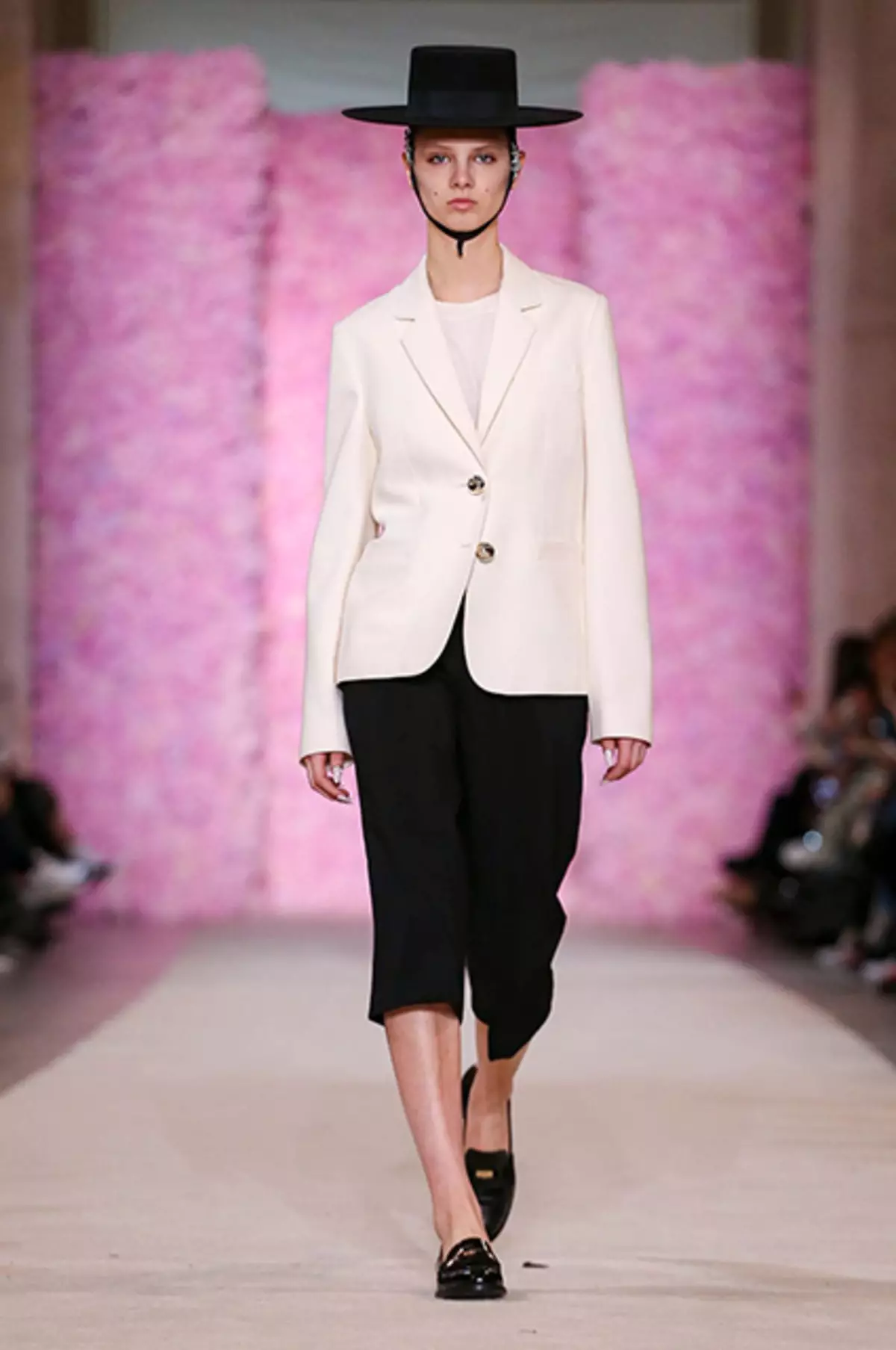 แฟชั่นสัปดาห์ในปารีส: Elena Perminova, Sheilin Woodley และอื่น ๆ ที่ The Show Giambattista Valli 35195_10