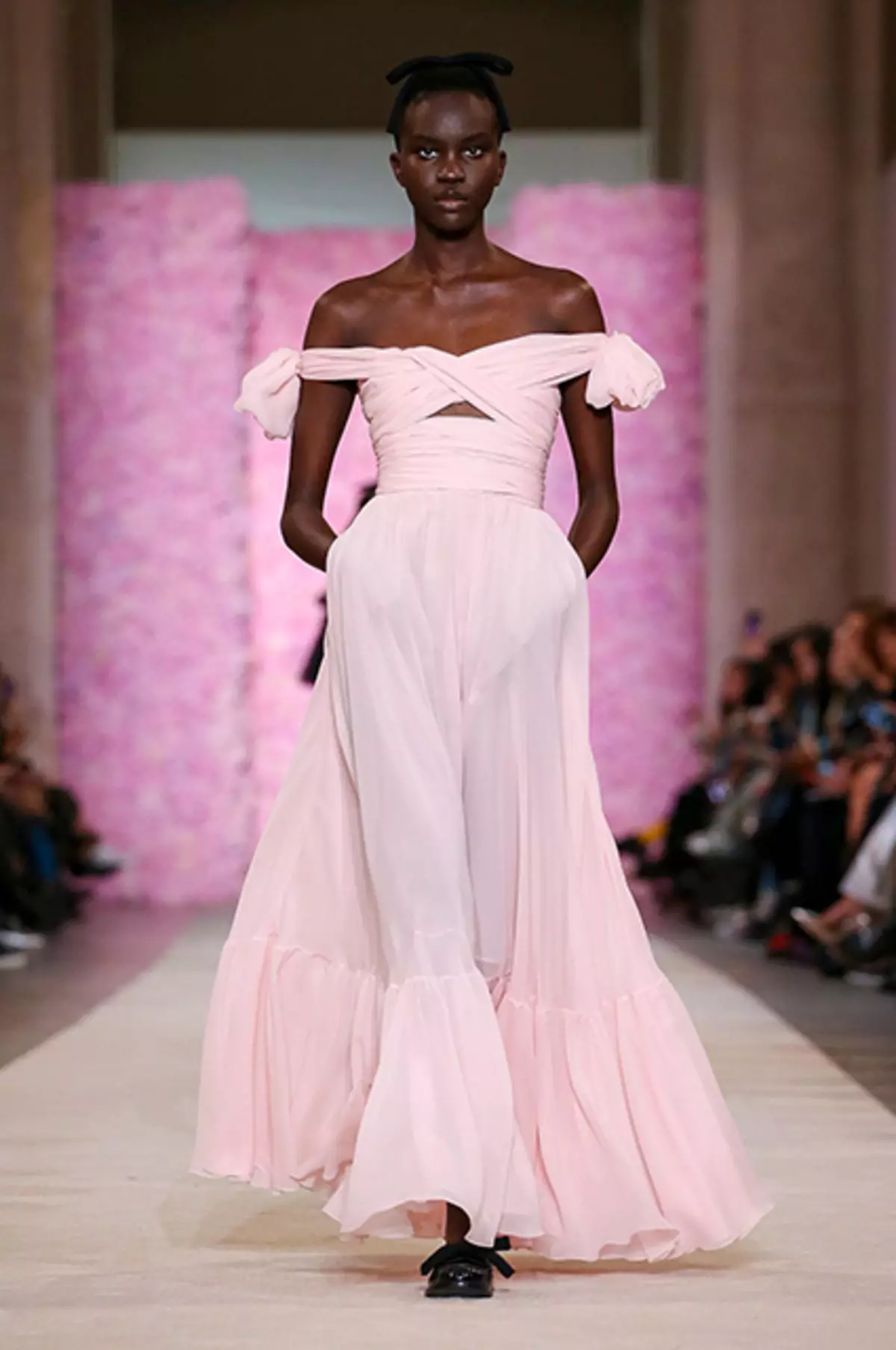 Java e modës në Paris: Elena Perminova, Sheilin Woodley dhe të tjerë në Show Giambattista Valli 35195_12