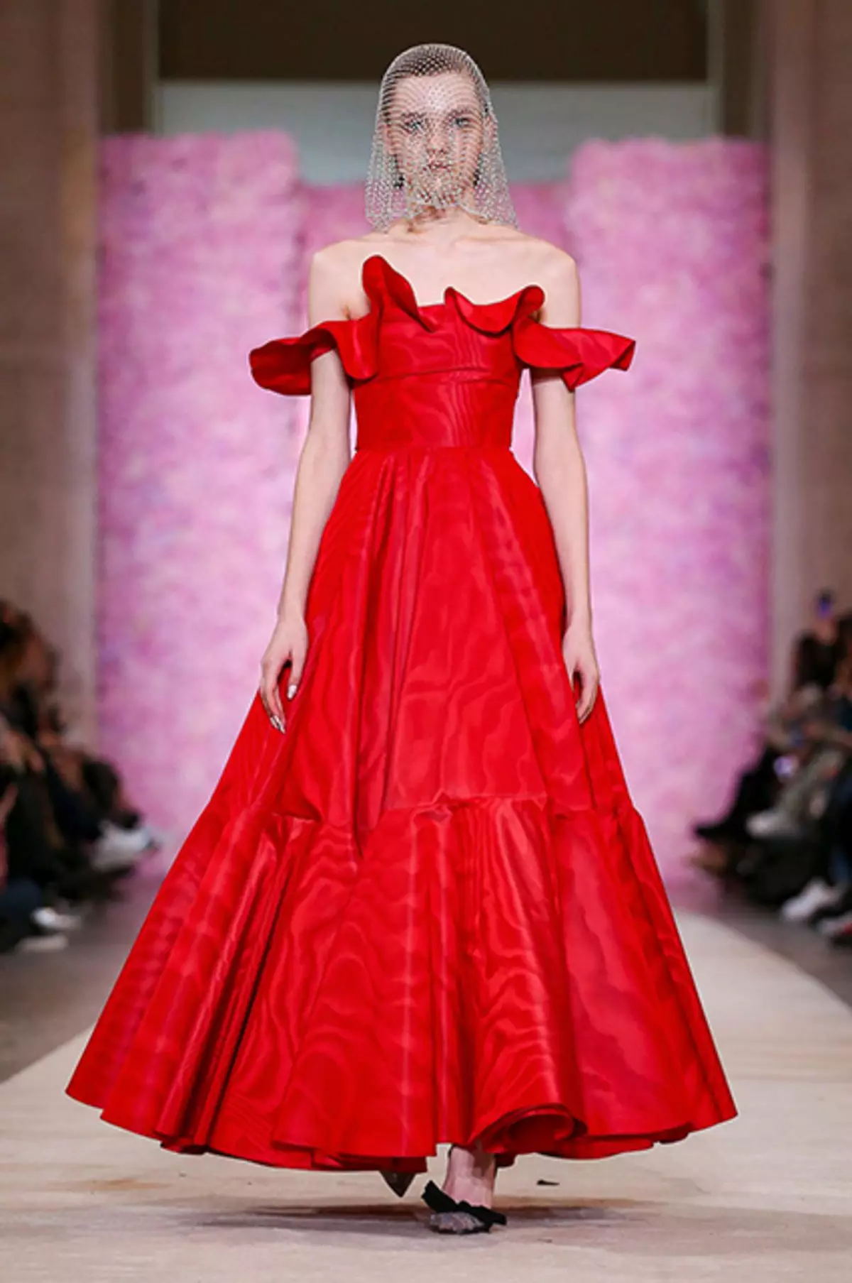 Java e modës në Paris: Elena Perminova, Sheilin Woodley dhe të tjerë në Show Giambattista Valli 35195_15