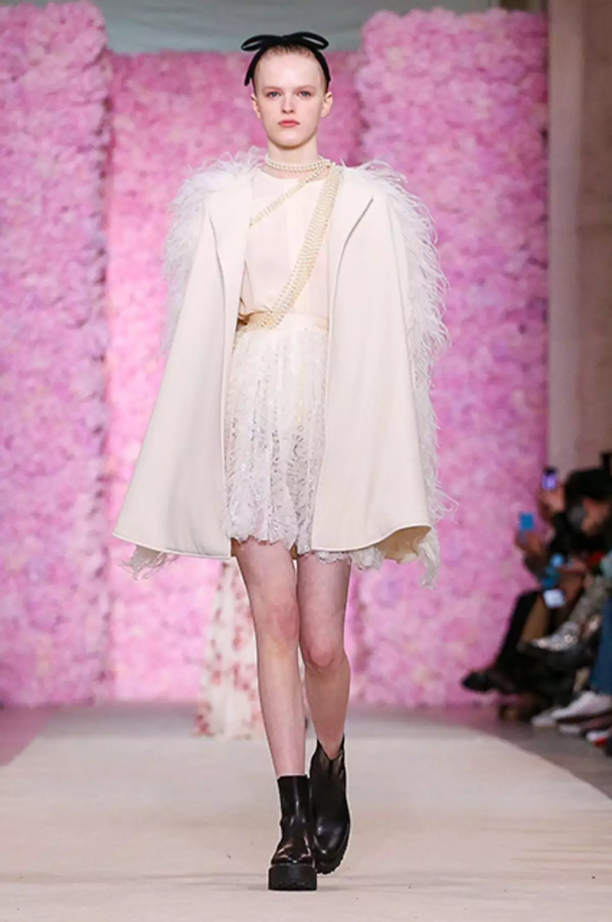 แฟชั่นสัปดาห์ในปารีส: Elena Perminova, Sheilin Woodley และอื่น ๆ ที่ The Show Giambattista Valli 35195_32