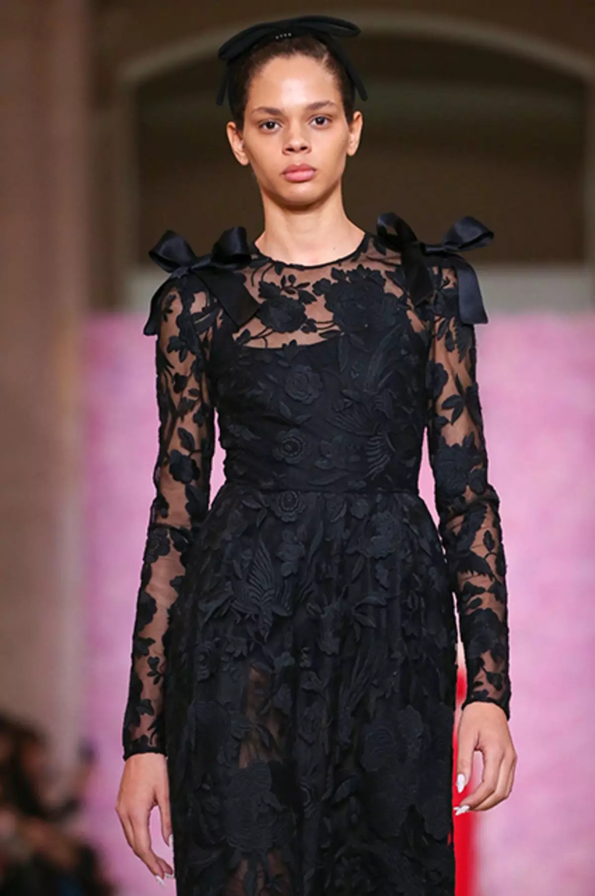 แฟชั่นสัปดาห์ในปารีส: Elena Perminova, Sheilin Woodley และอื่น ๆ ที่ The Show Giambattista Valli 35195_40