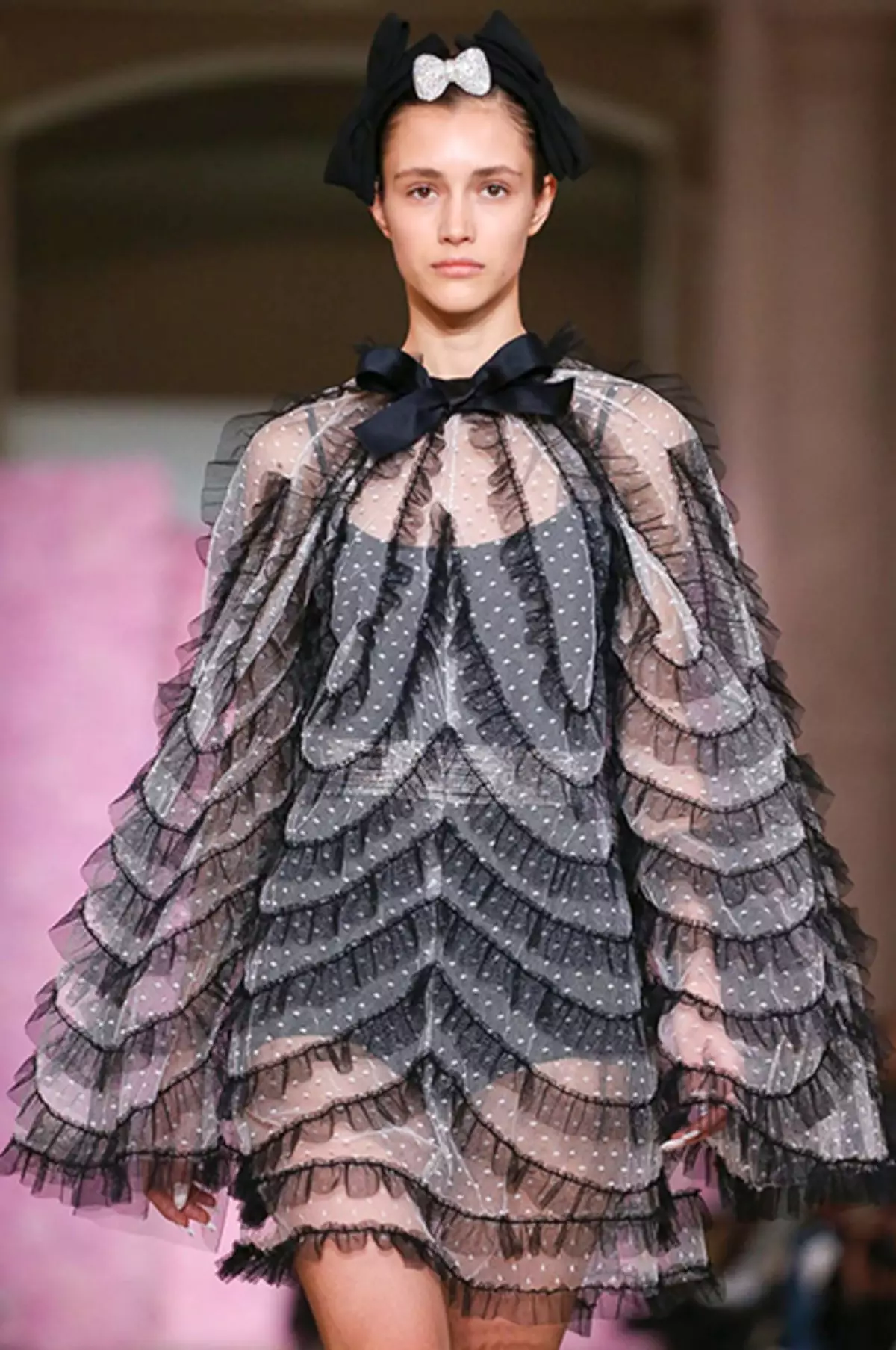 แฟชั่นสัปดาห์ในปารีส: Elena Perminova, Sheilin Woodley และอื่น ๆ ที่ The Show Giambattista Valli 35195_47