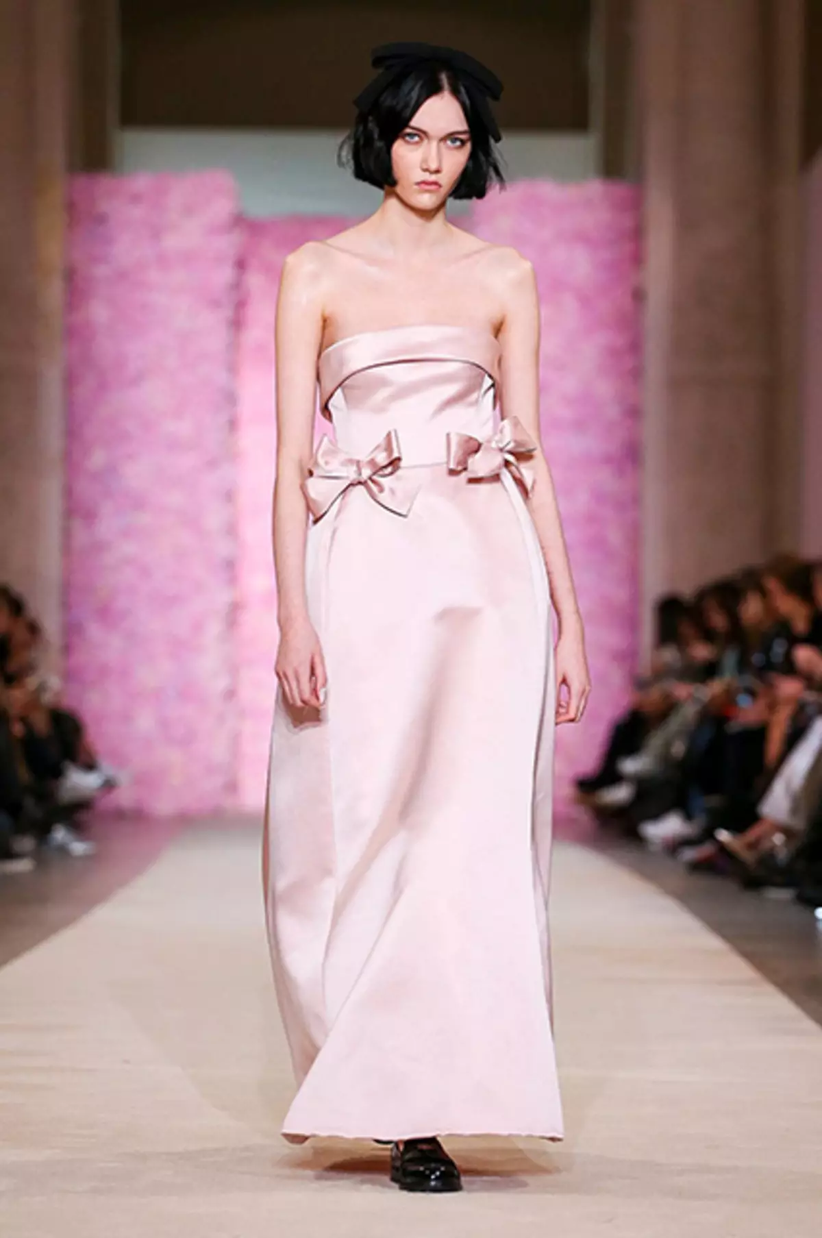 แฟชั่นสัปดาห์ในปารีส: Elena Perminova, Sheilin Woodley และอื่น ๆ ที่ The Show Giambattista Valli 35195_6