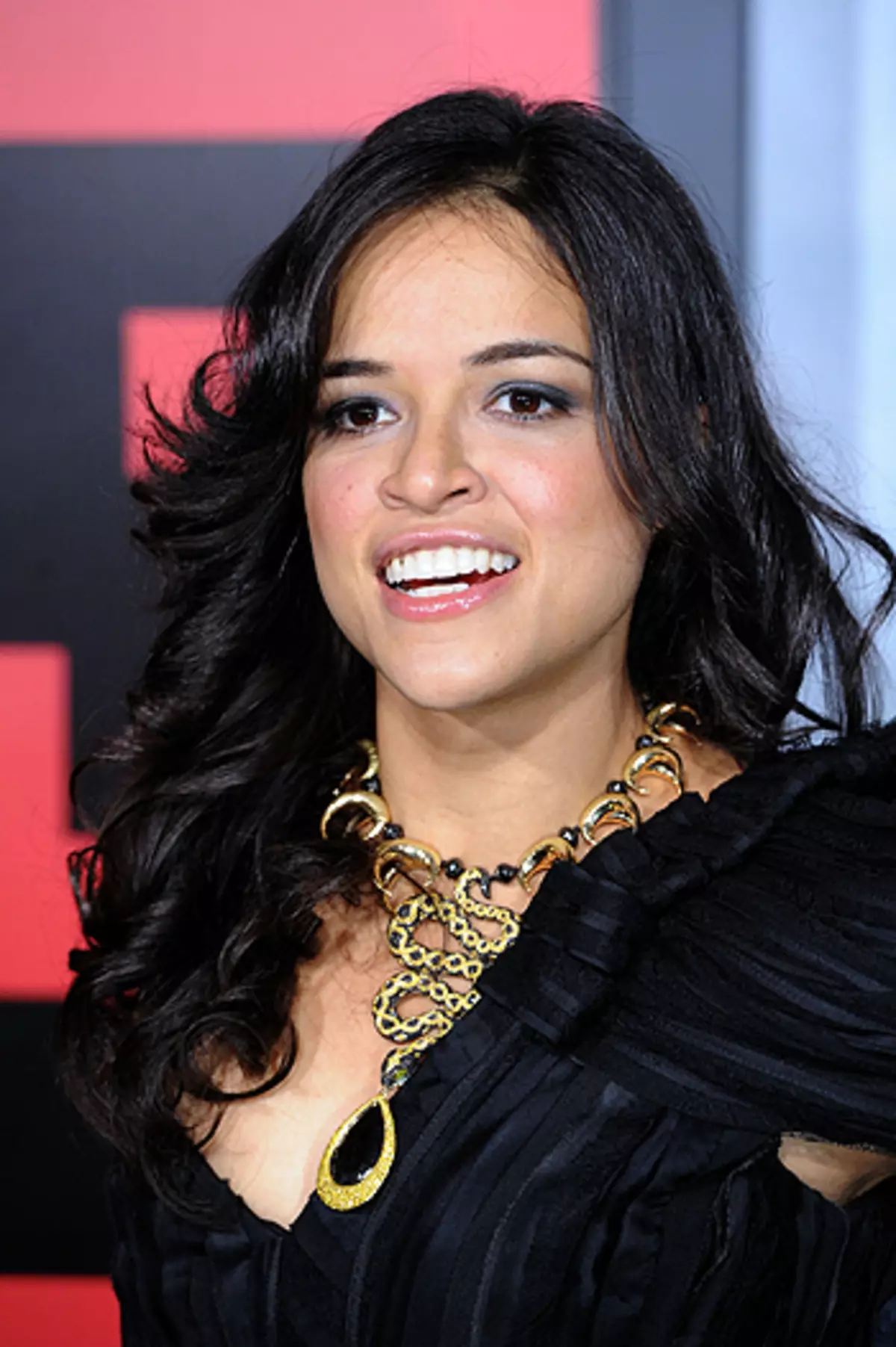 Elegant Michelle Rodriguez am Première vun 