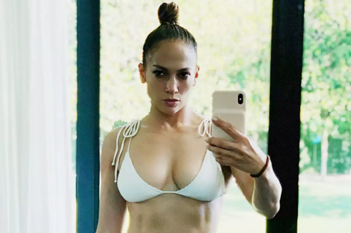 Nan fòm ekselan: Jennifer Lopez Pibliye Selfie nan bikini