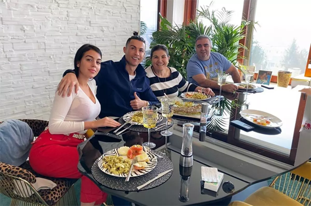 Georgina Rodriguez und Cristiano Ronaldo mit Mama