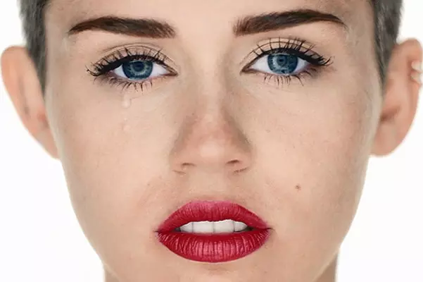 Tifla fuq skutella: Miley Cyrus f'ballun ġdid tal-Vidjow