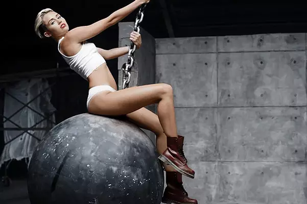 Miley Cyrus në topin e ri të shkatërrimit të videos