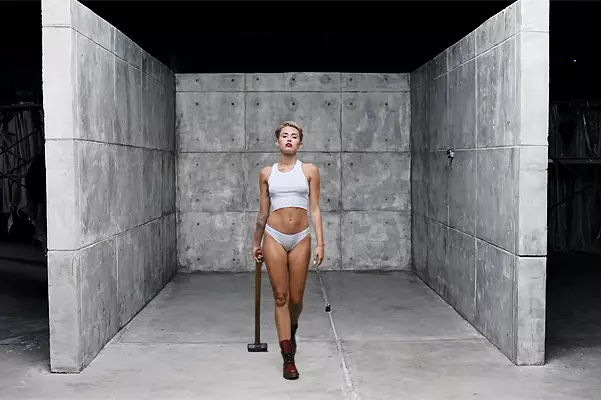 Miley Cyrus dans la nouvelle vidéo de démolition vidéo