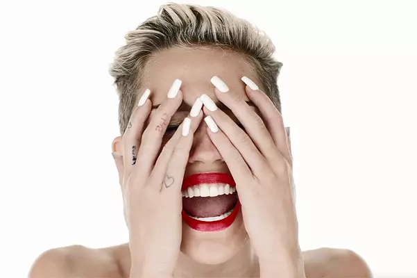 Miley Cyrus në topin e ri të shkatërrimit të videos