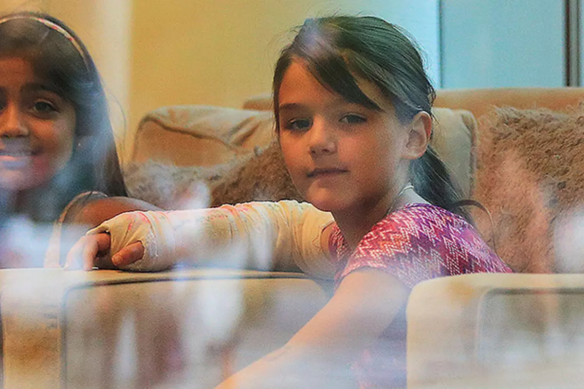 Suri Cruz amb Katie Holmes va anar a la manicura