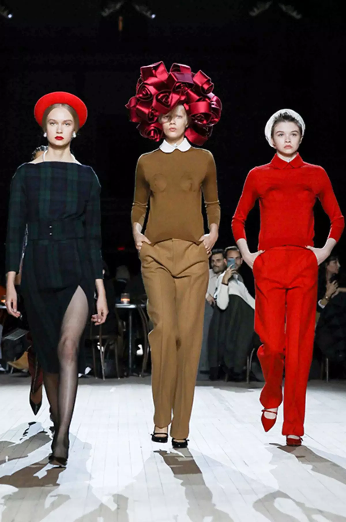 Fashion Week i New York: Miley Cyrus, Naomi Campbell, Hadid Sisters på Marc Jacobs 37297_32