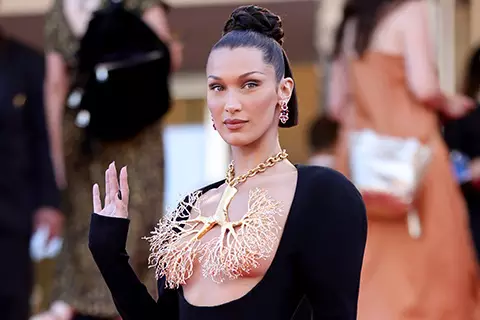 Cannes-2021: Bella Hadid, Taylor Hill ug uban pang mga bituon sa pasundayag sa pelikula nga "Tulo ka Taho"