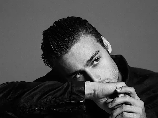 Douglas Booth a Magazine Flaunt magazin forgatásában