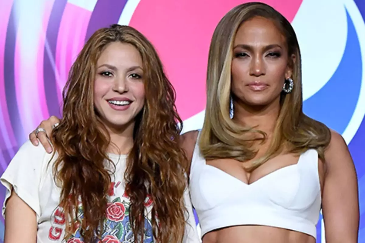 Tilbúinn að ljósi: Shakira og Jennifer Lopez heimsóttu blaðamannafundinn Super Cup
